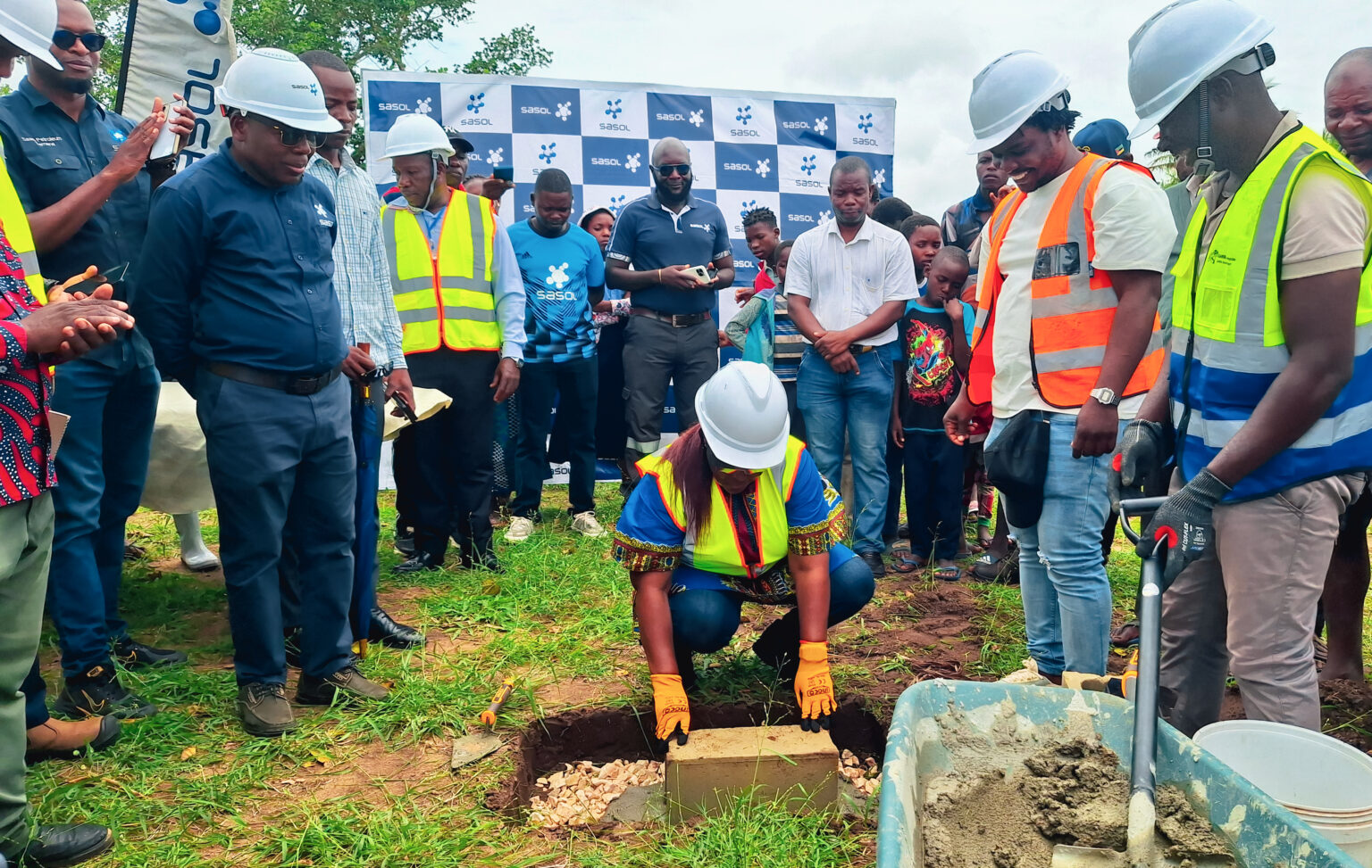 Sasol Lança Primeira Pedra para Complexo Desportivo em Govuro - Sasol ...